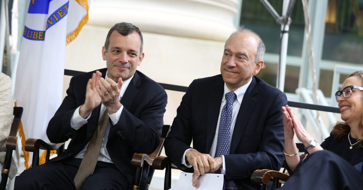 Richard Lazarus proudly accepts the Sacks-Freund Award for Teaching ...